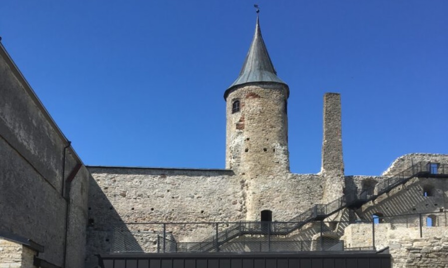 Att resa i Estland: Hapsal biskopsslott, katedral och en vallgrav fylld ...